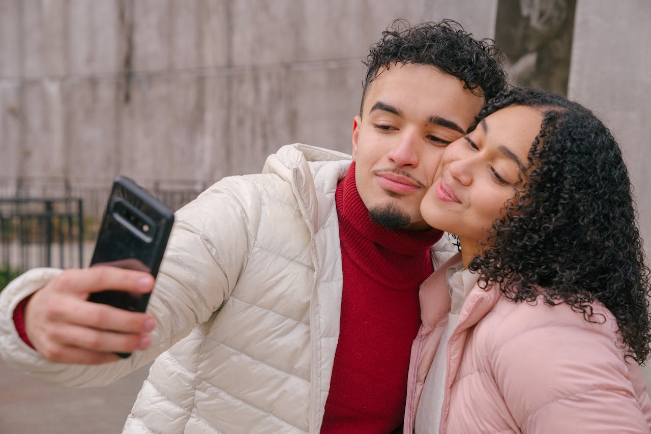 Well staged: the perfect photo selection for a dating profile - Dating